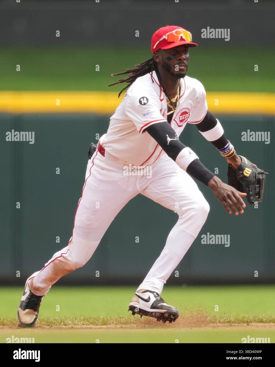 Cincinnati Reds shortstop Elly De La Cruz (44) fields a ground ball hit ...