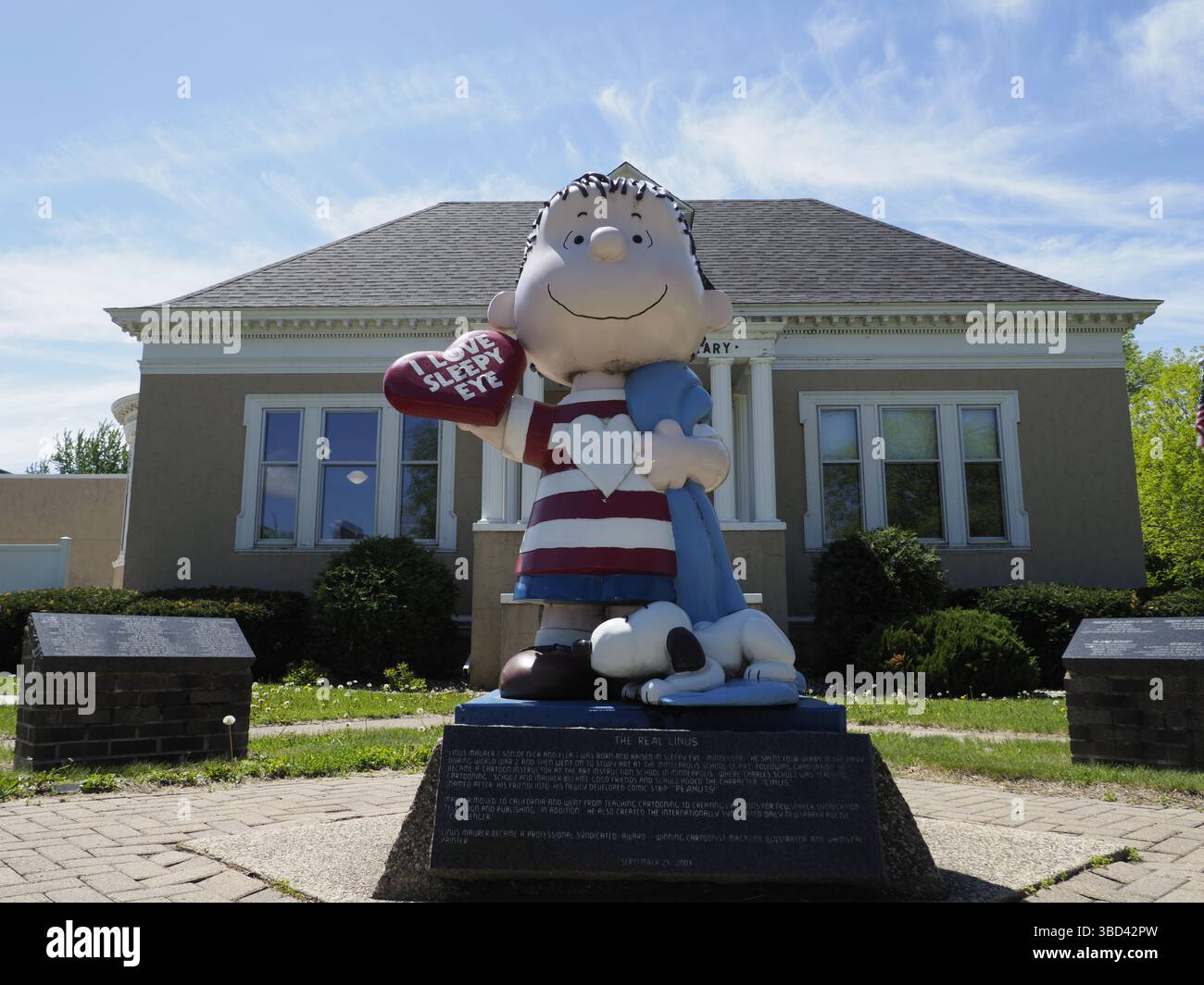 Charlie brown blue shirt hi-res stock photography and images - Alamy