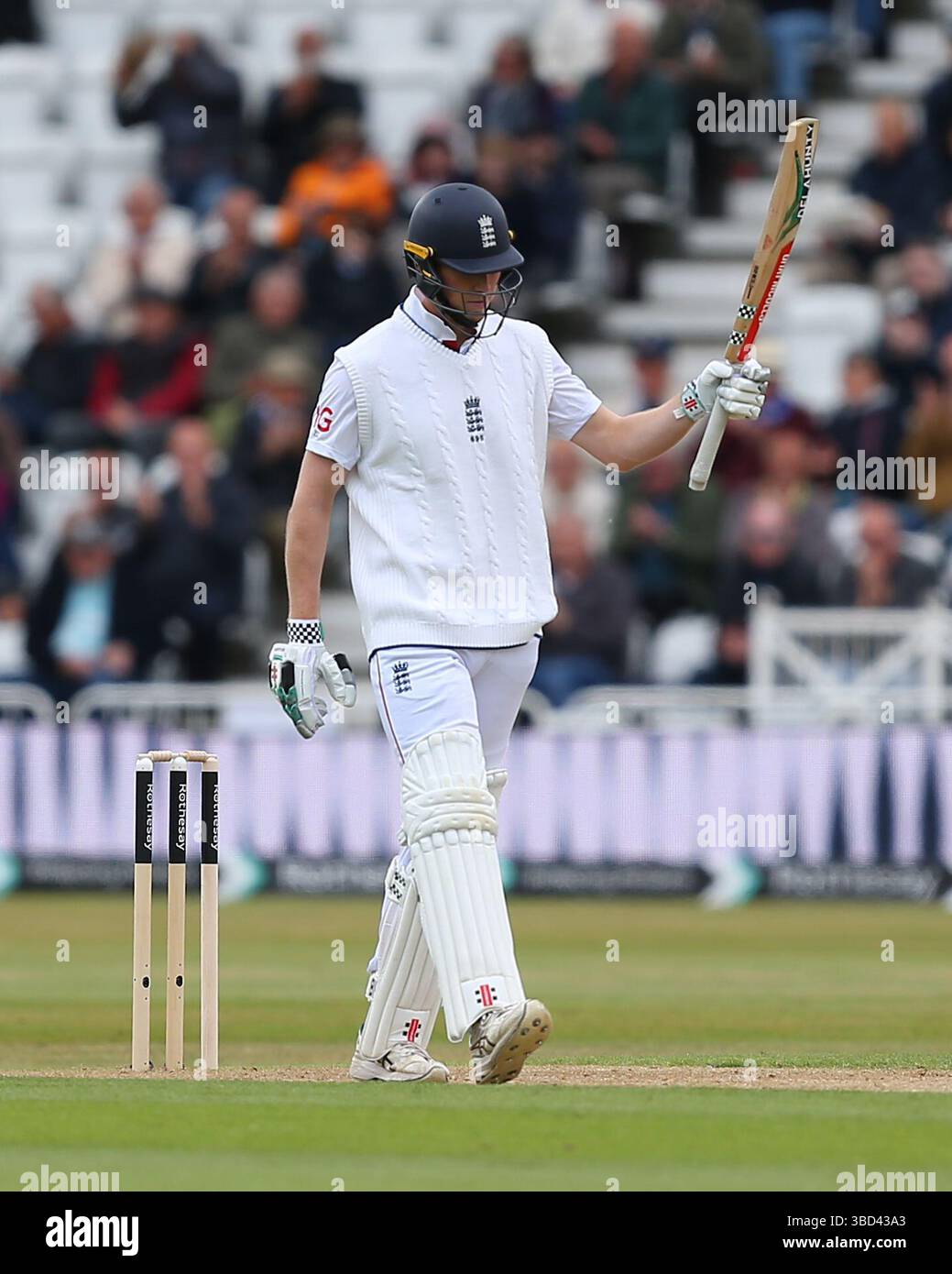 Nottingham, England, May 22 2025: Zak Crawley (6 England) raises bat ...