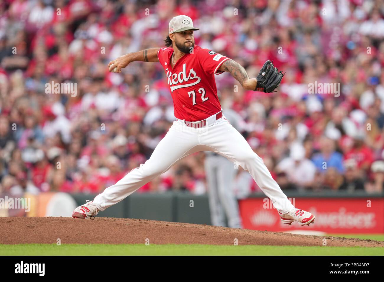 Cincinnati Reds pitcher Lyon Richardson throws during a baseball game ...