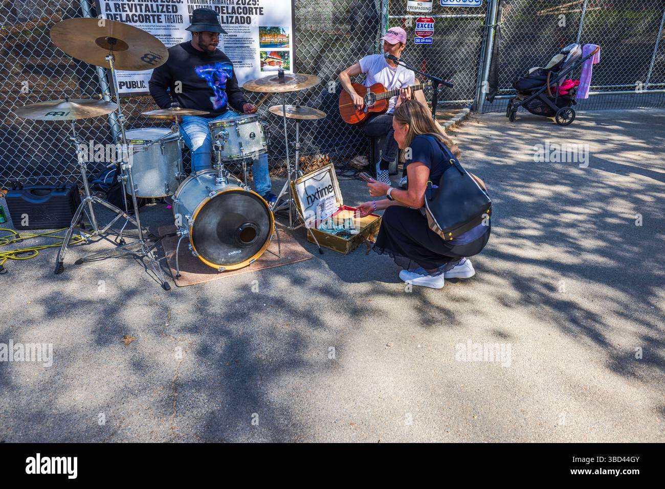 Woman tips street musicians hi-res stock photography and images - Alamy