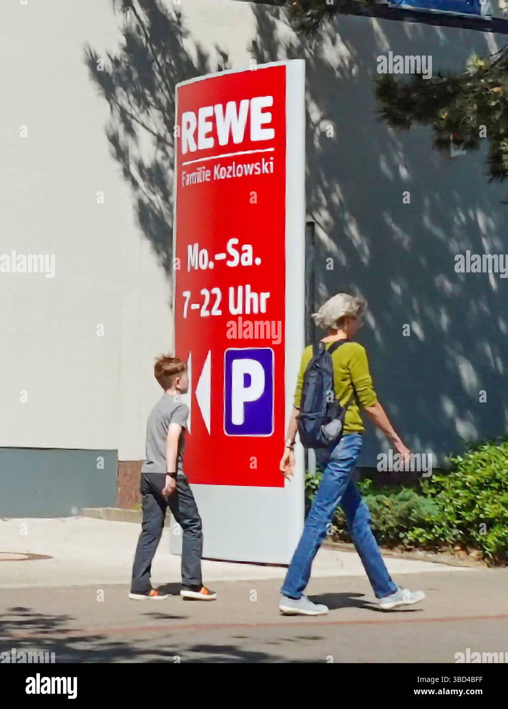 REWE Hinweisschild - gesehen am 13.05.2025 in Hannover-Bemerode ...