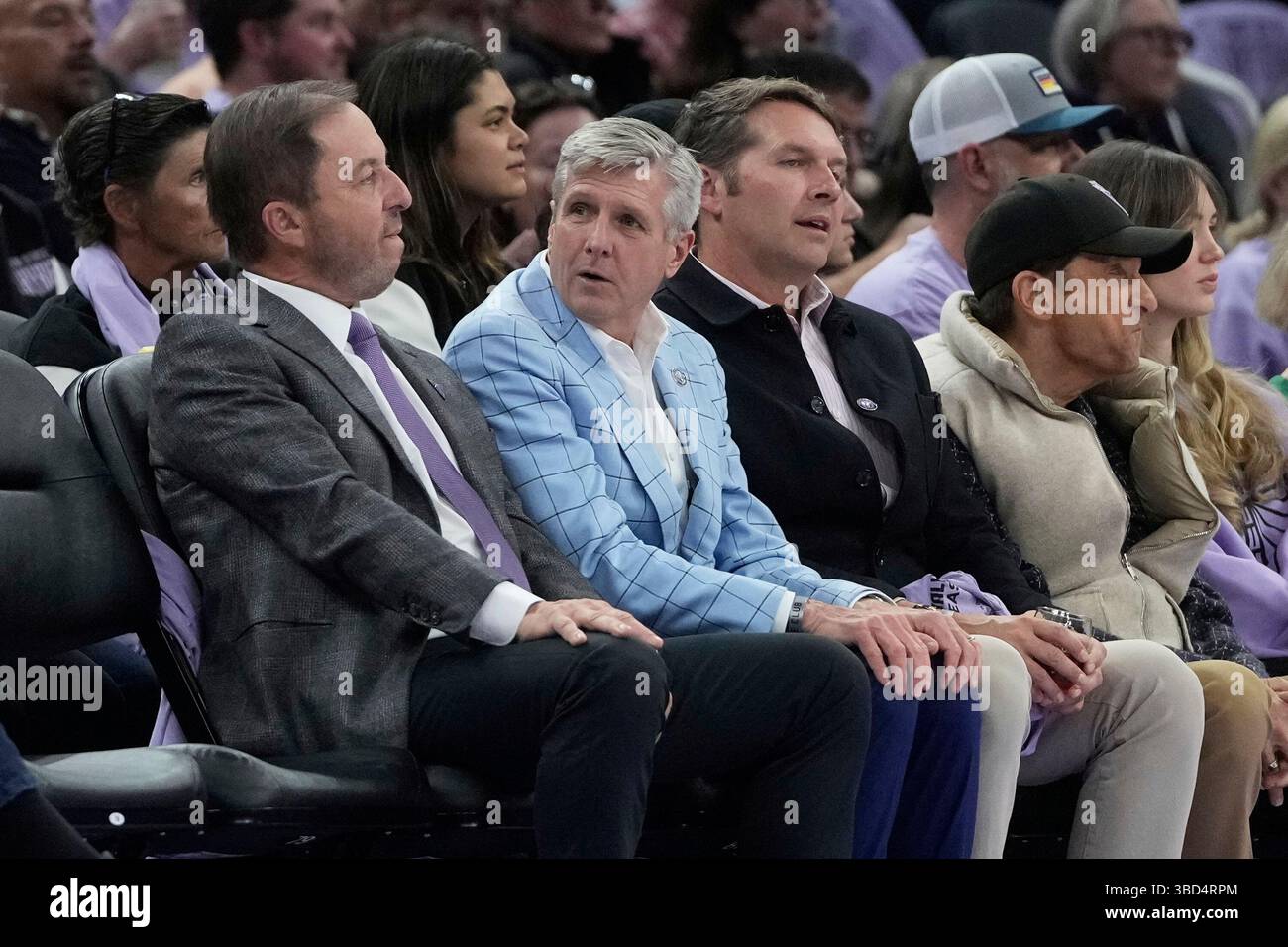 Golden State Warriors owner Joe Lacob, left, talks with former team ...