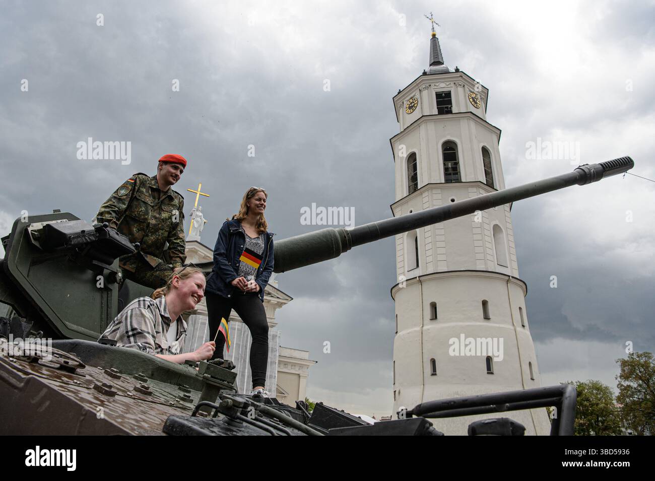Passers-by climb on a Bundeswehr PzH 2000 self-propelled howitzer ...