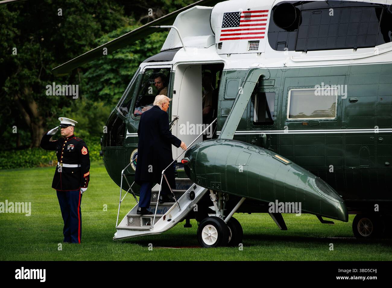 U.S. President Donald Trump boards Marine One on the South Lawn of the ...