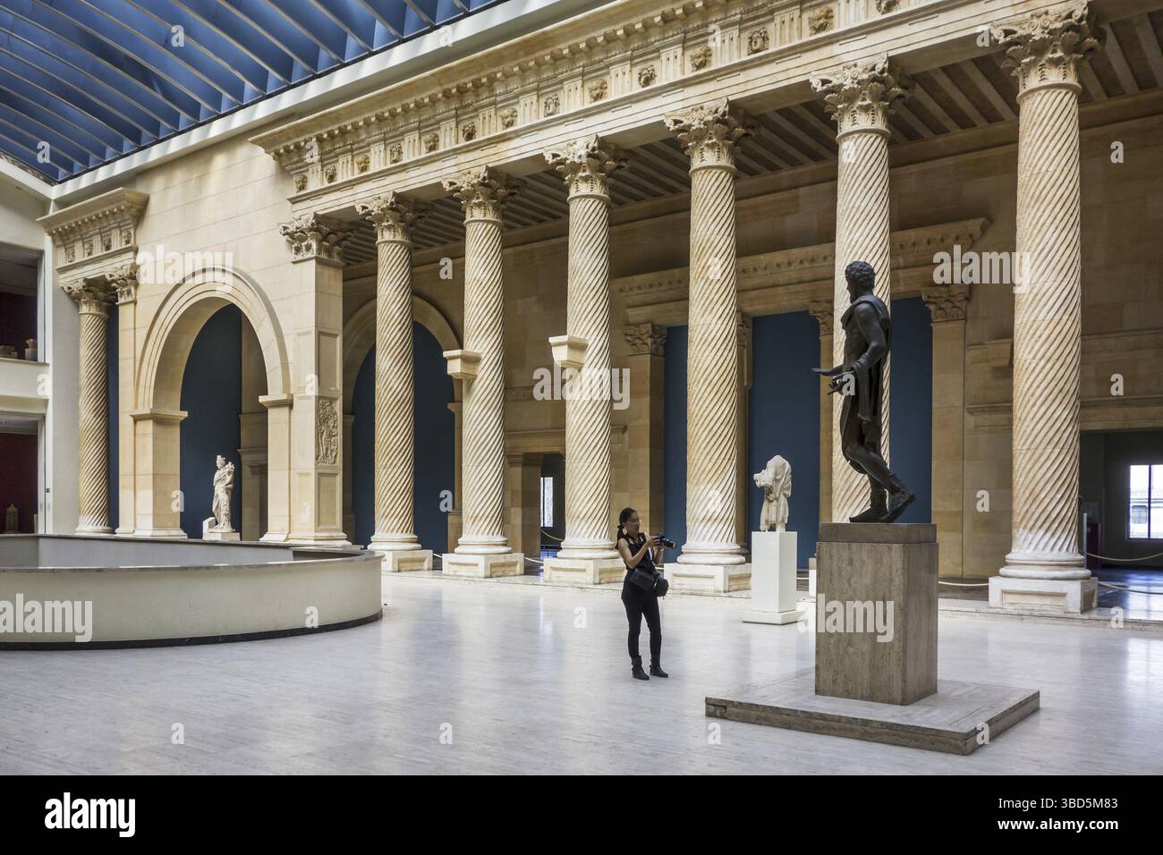 Visitor in the Classical Greece and Rome gallery in the Cinquantenaire ...