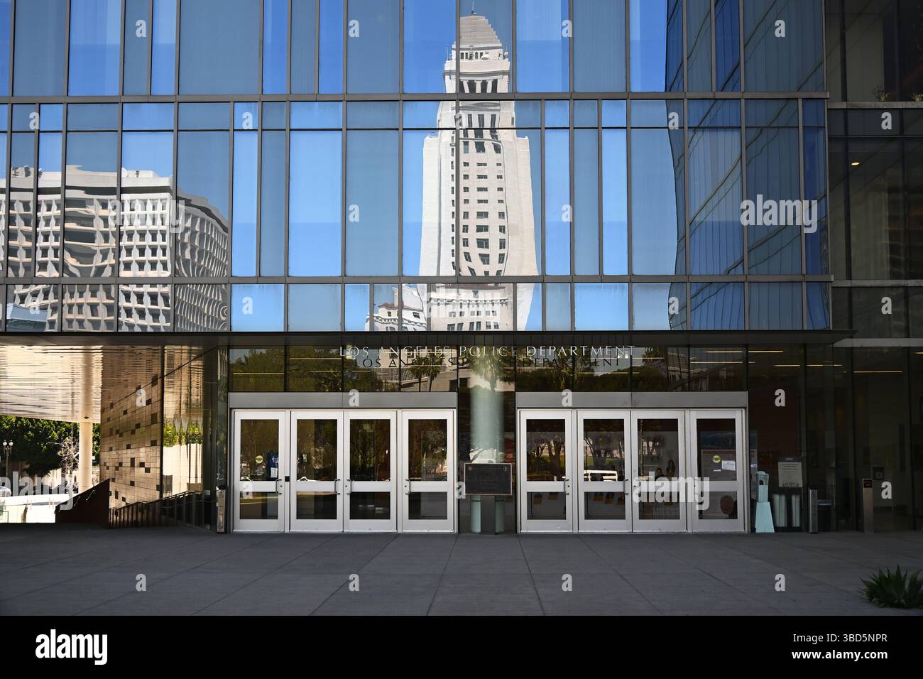 LOS ANGELES, CALIFORNIA - 19 MAY 2025: The LA City Hall reflected in ...