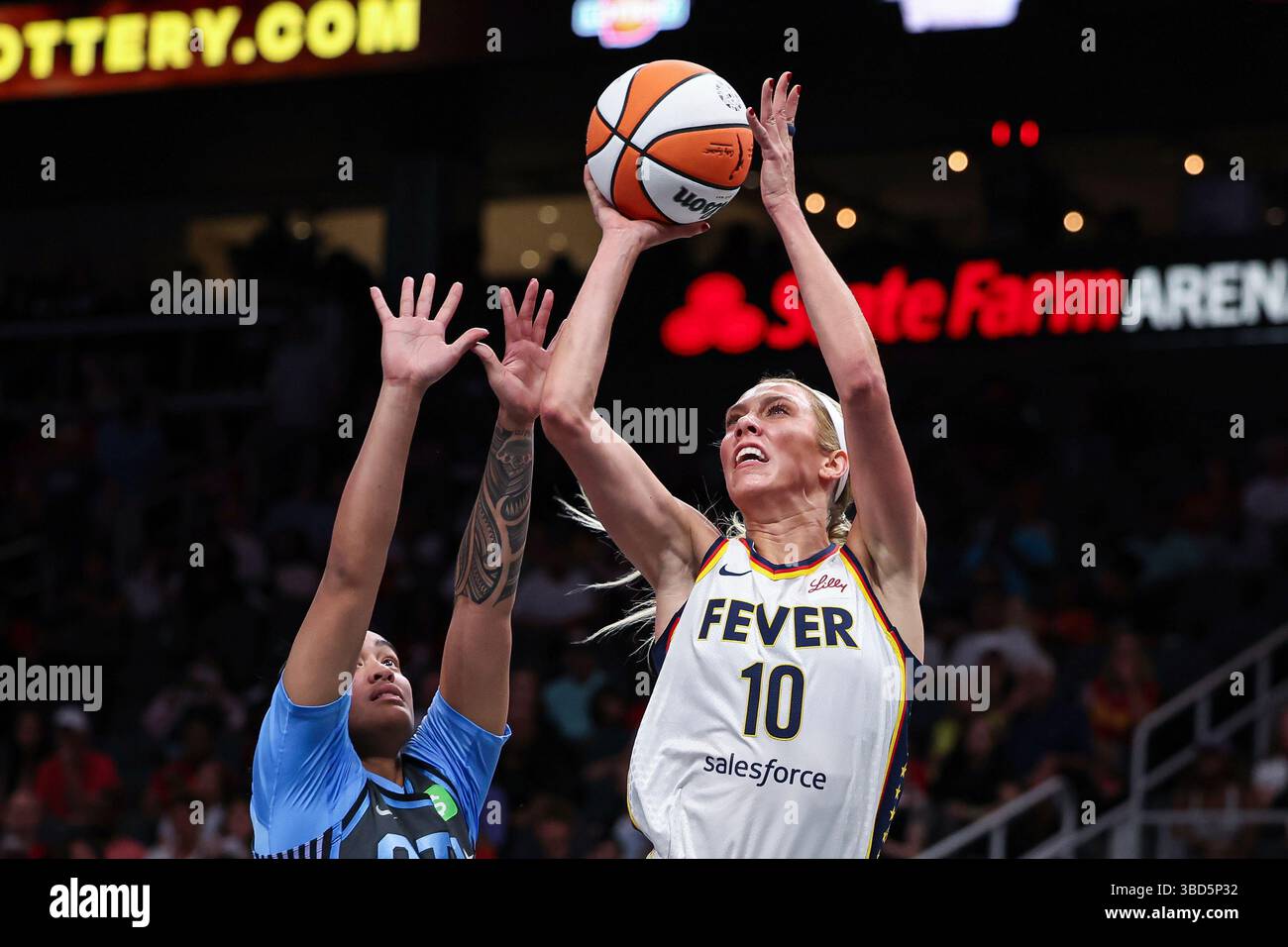 Indiana Fever guard Lexie Hull (10) attempts a shot in the first half ...