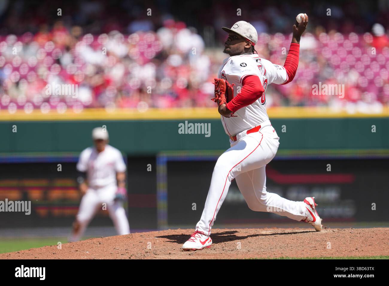 Cincinnati Reds pitcher Luis Mey (62) throws during a baseball game ...