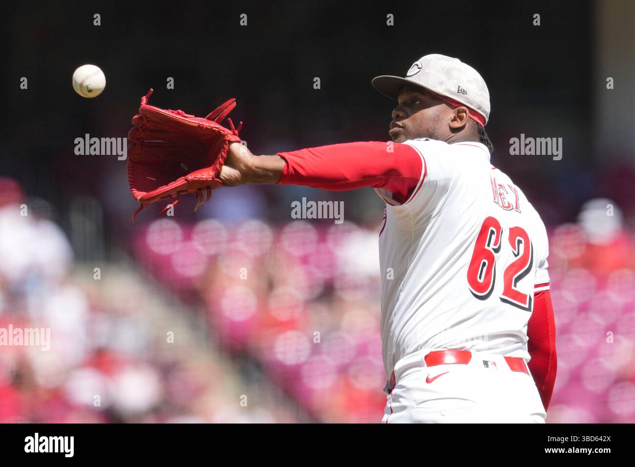 Cincinnati Reds pitcher Luis Mey (62) catches during a baseball game ...