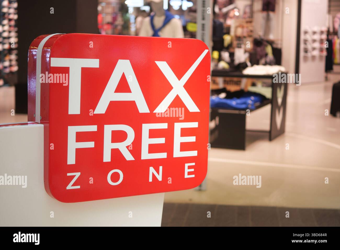 Tax free zone sign in retail shopping area Stock Photo - Alamy