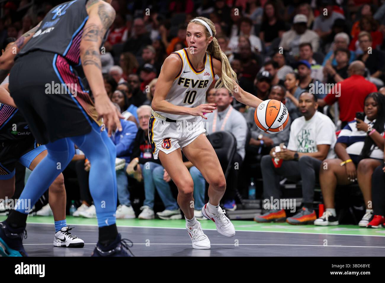 Indiana Fever guard Lexie Hull (10) dribbles the ball during the first ...