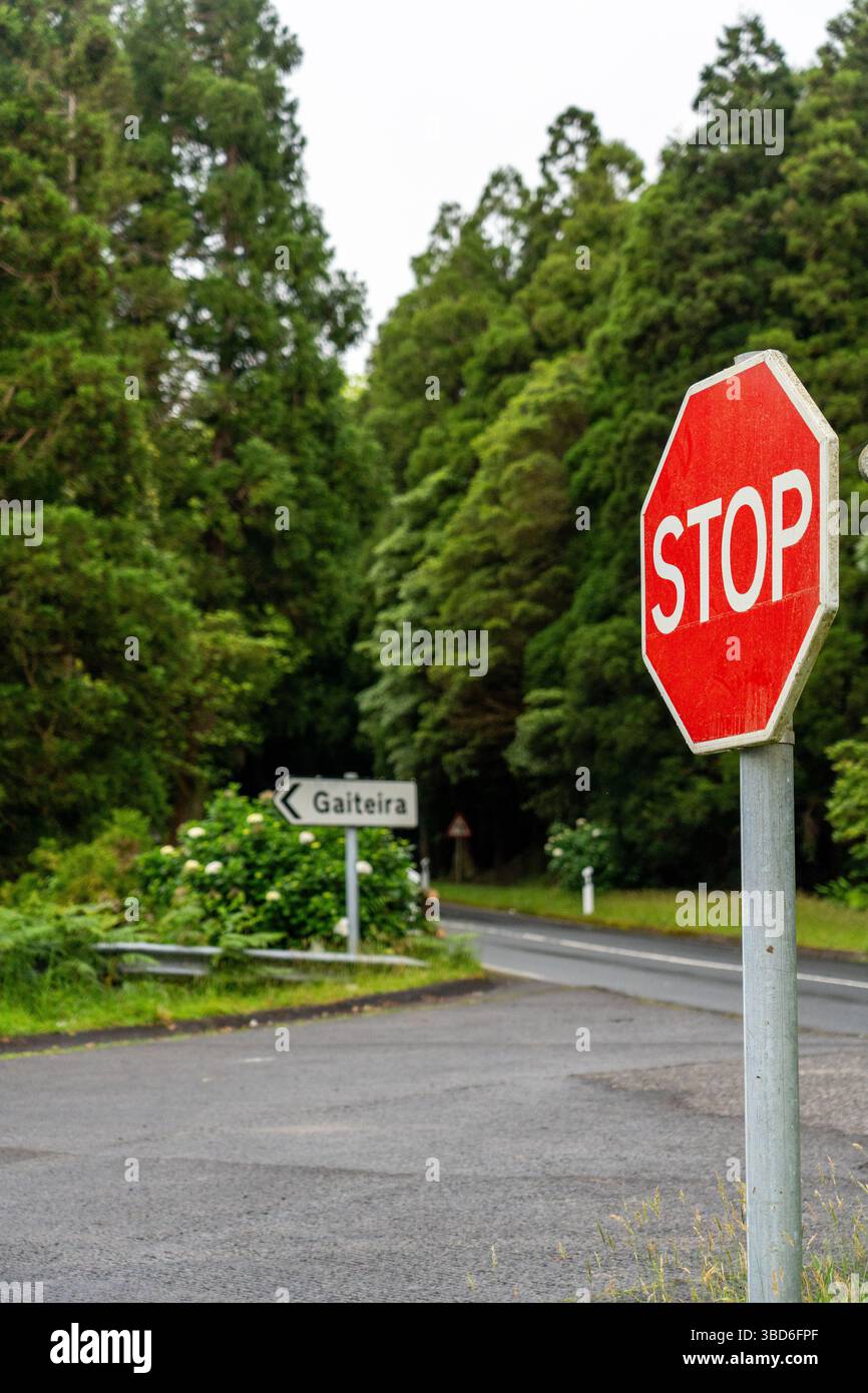Rural road intersection marked hi-res stock photography and images - Alamy