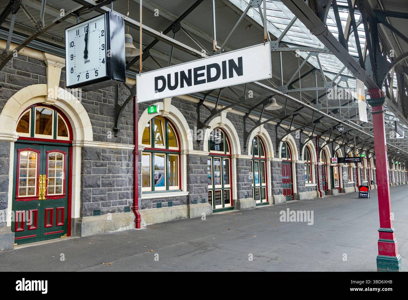 Dunedin Railway Station, Otago, New Zealand, designed by George Troup ...