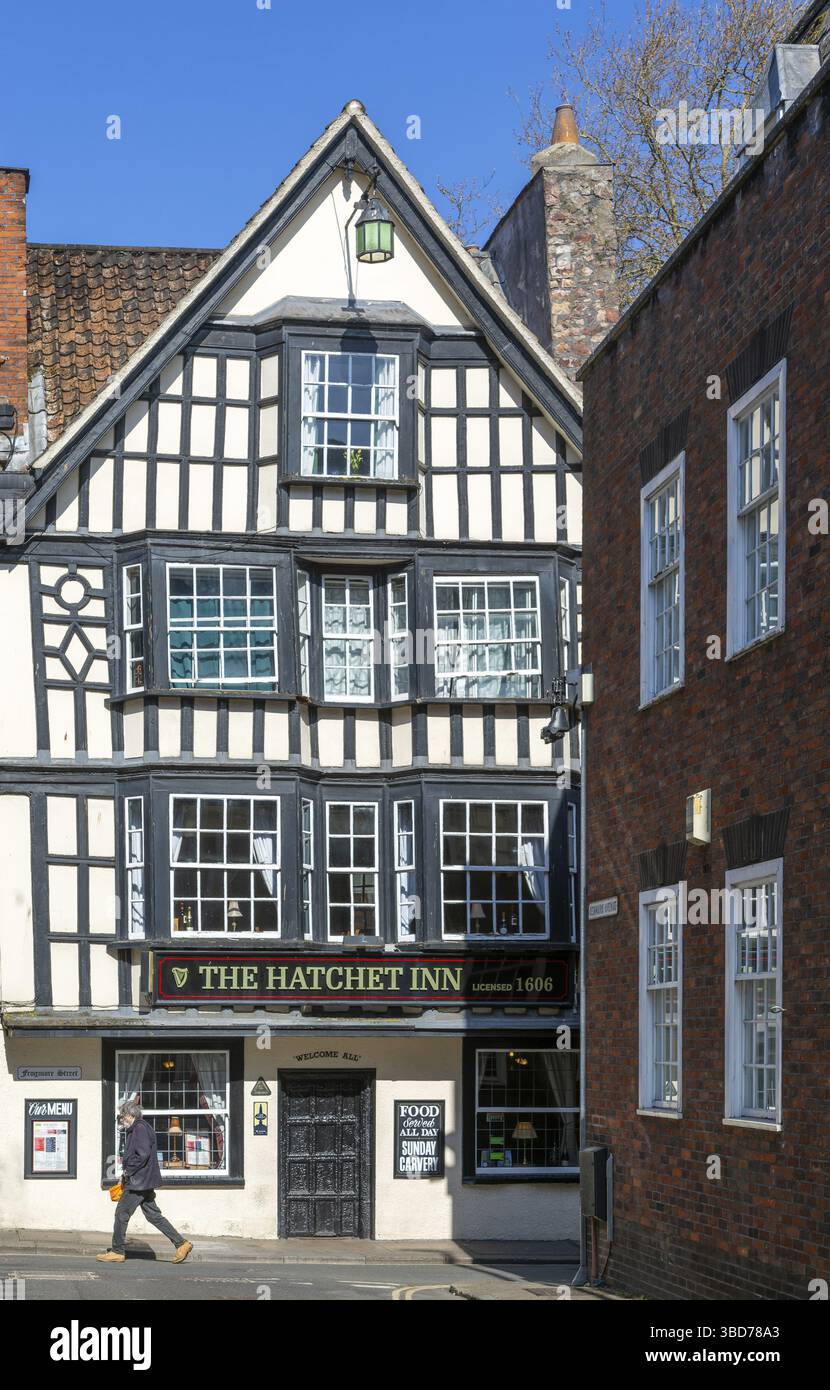 The Hatchet Inn pub, historic half timbered building, Frogmore Street ...