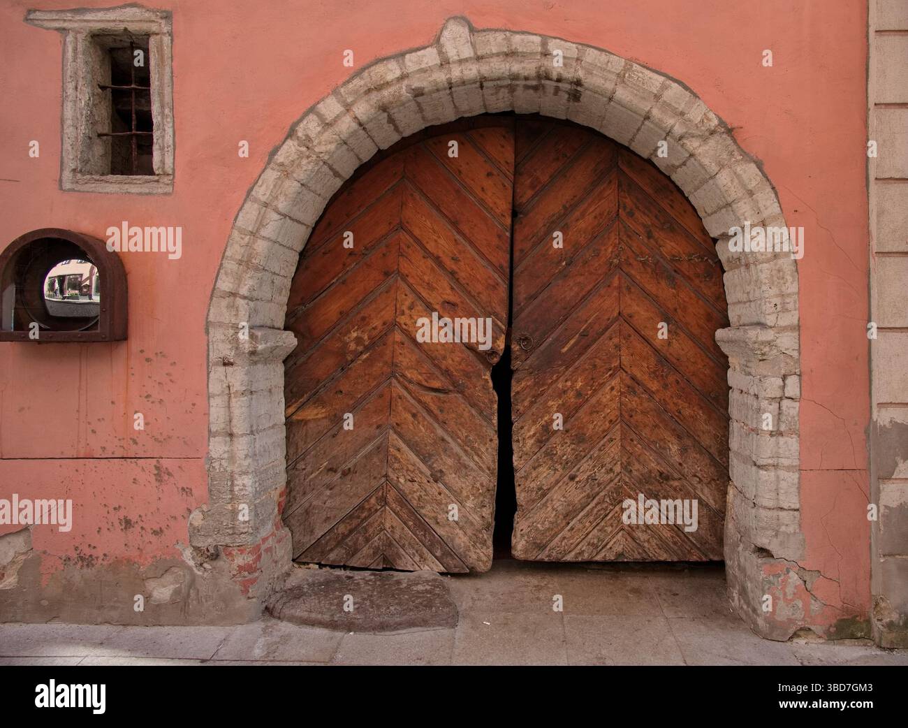 Old arch door on hi-res stock photography and images - Alamy
