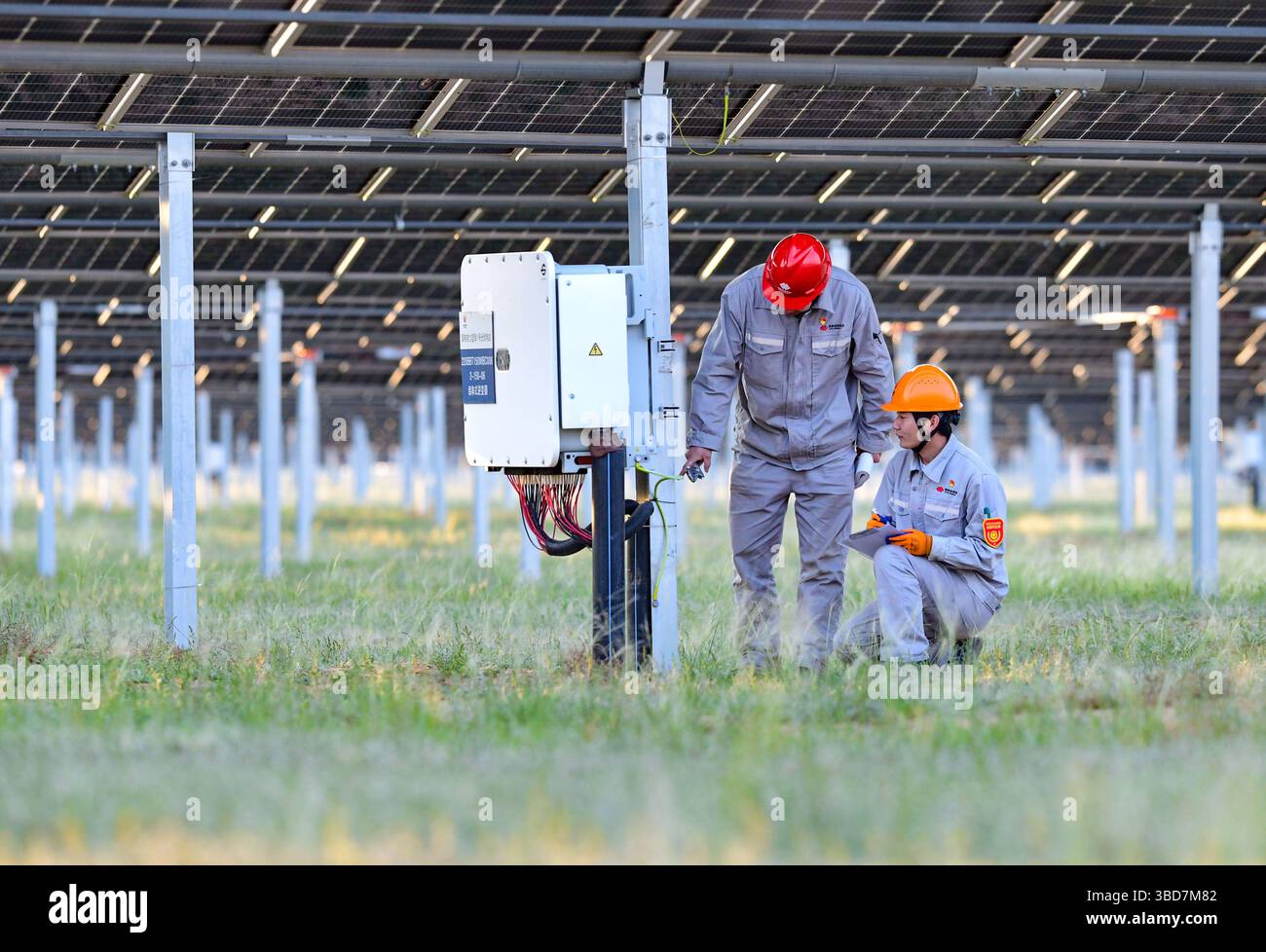 Workers are inspecting a 4 million kilowatt new energy base in Ordos ...