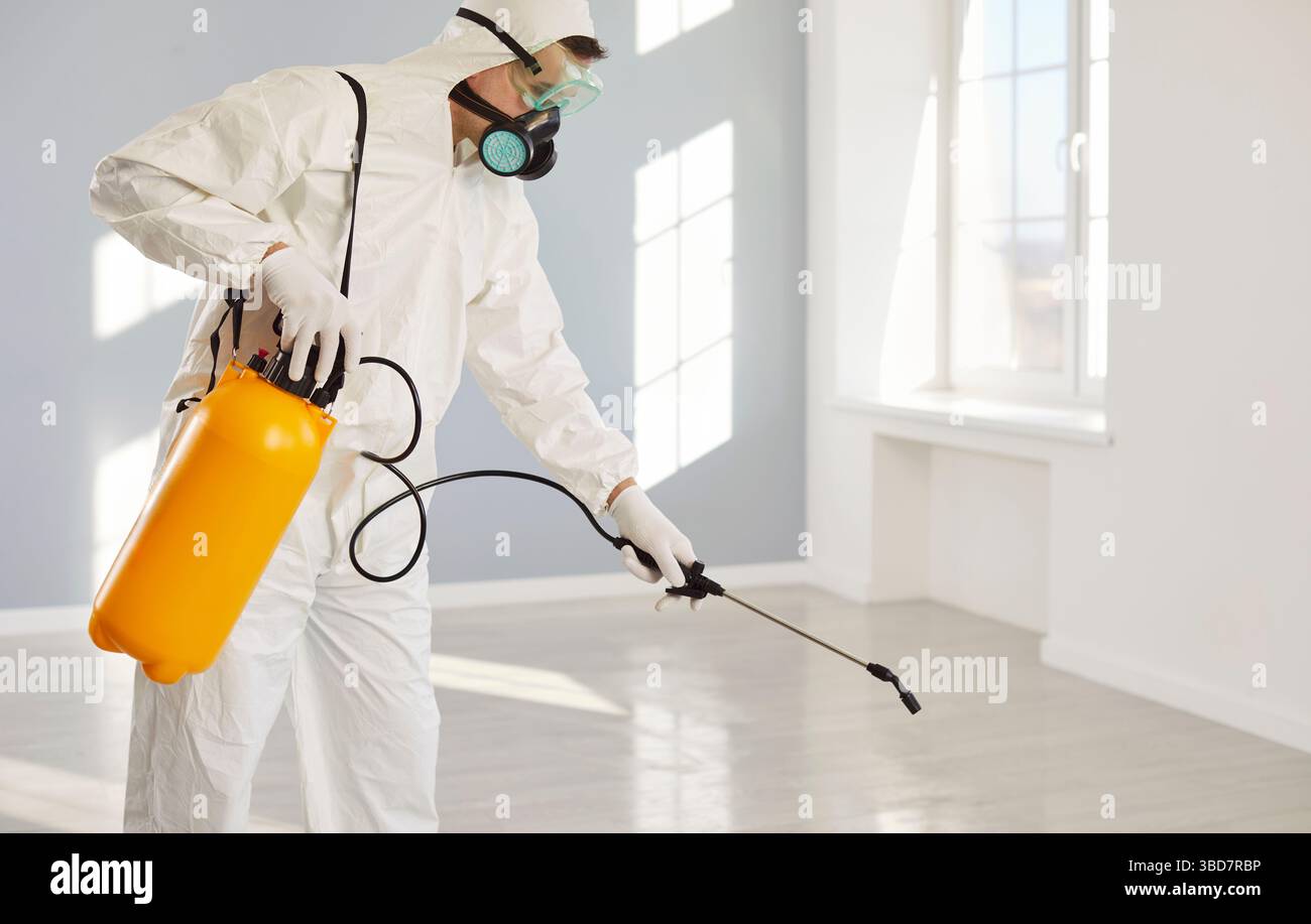 Worker from pest control hi-res stock photography and images - Alamy