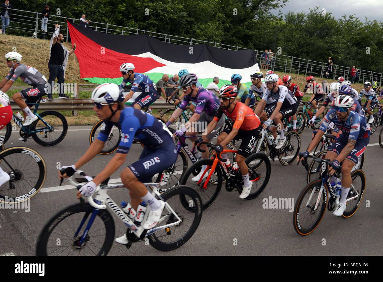 Modena, Italy. 23rd May, 2025. Modena. Propal activists display a ...