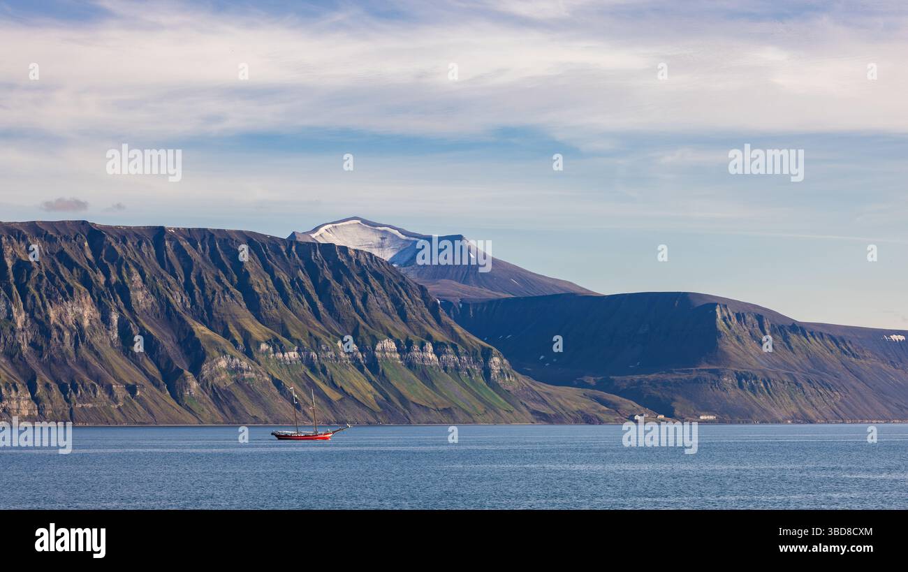 Cruise ship floats in red hi-res stock photography and images - Alamy