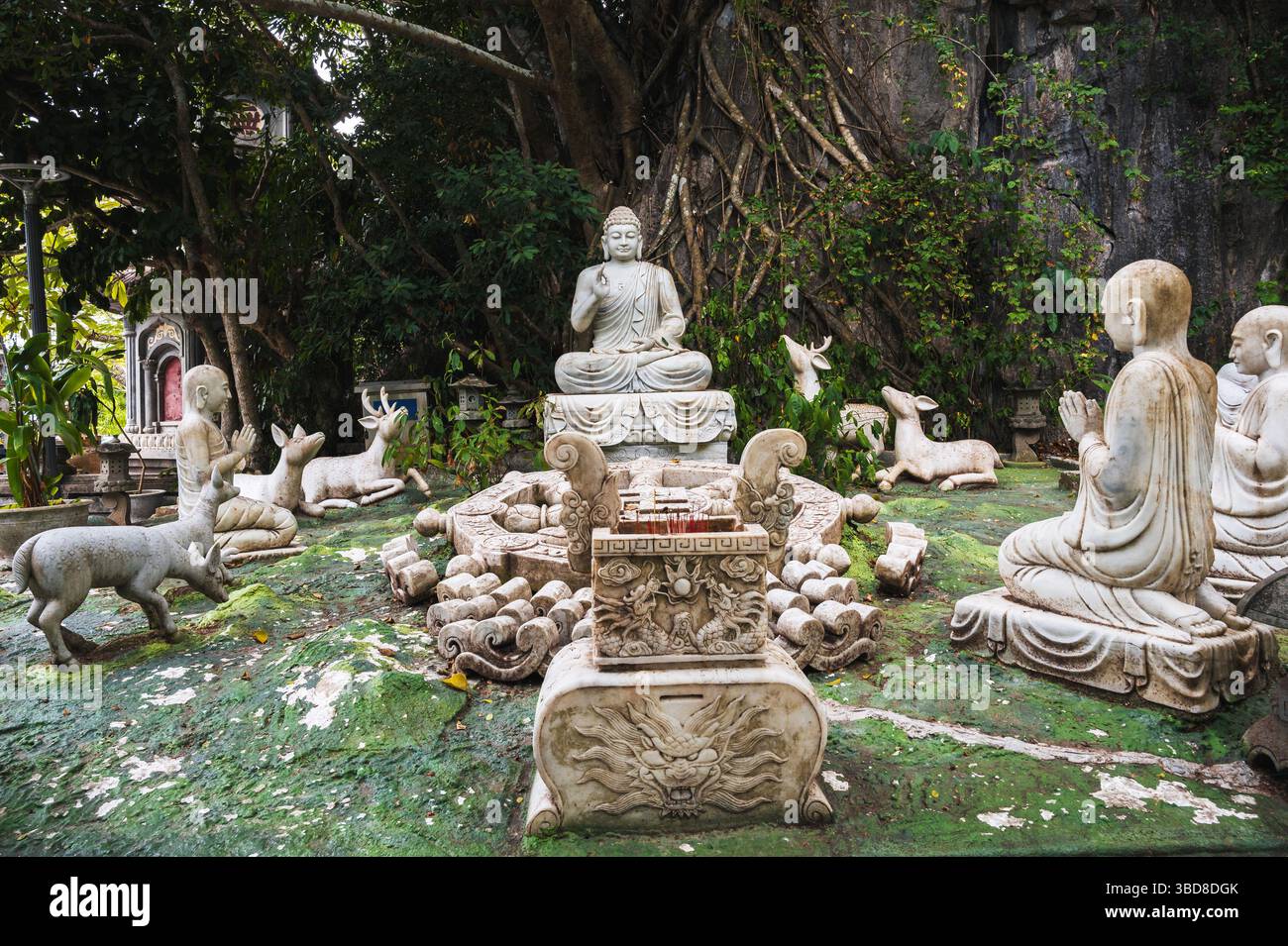 Buddha sculptures in the garden at the pagoda in the marble mountains ...