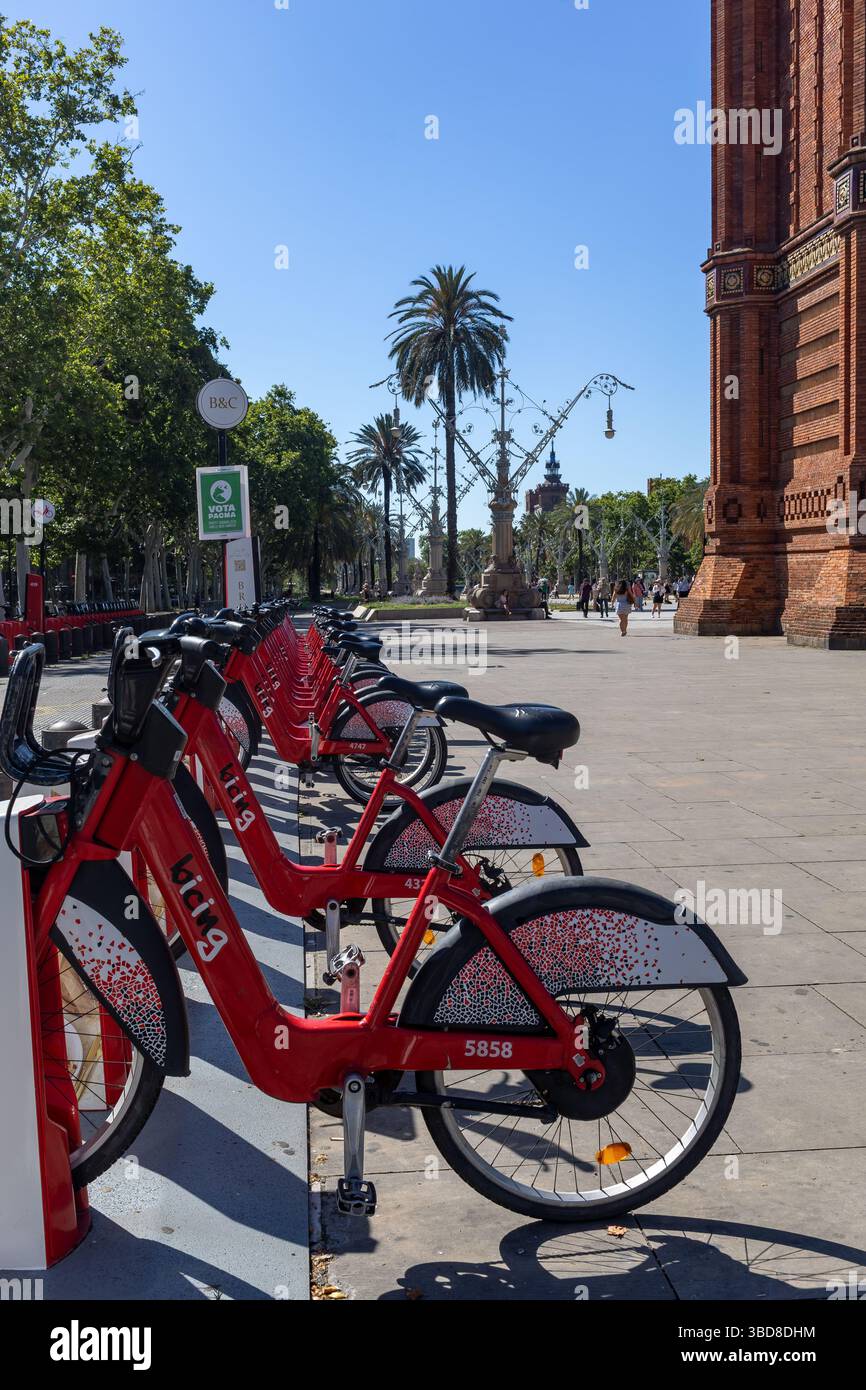 Rental bikes at the Arc de Triomf, Barcelona, Spain Stock Photo - Alamy