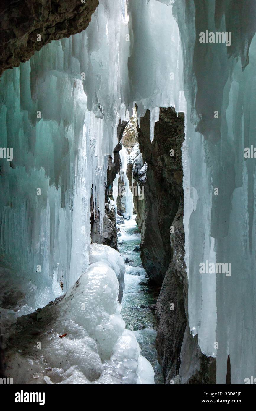Mountains gorge hi-res stock photography and images - Alamy