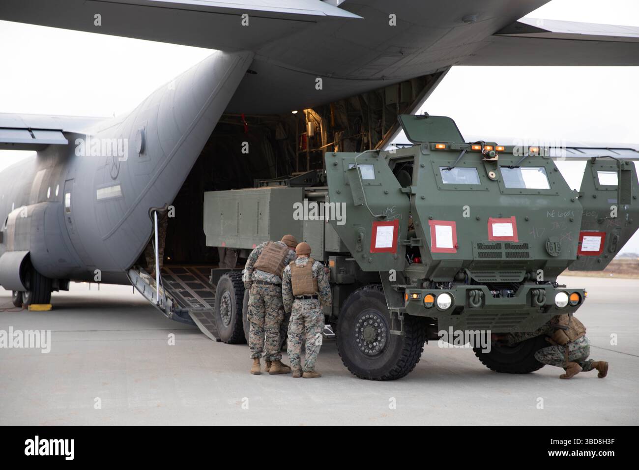 Marines from Fox Battery 210 enroute to Visby, Sweden load a High ...