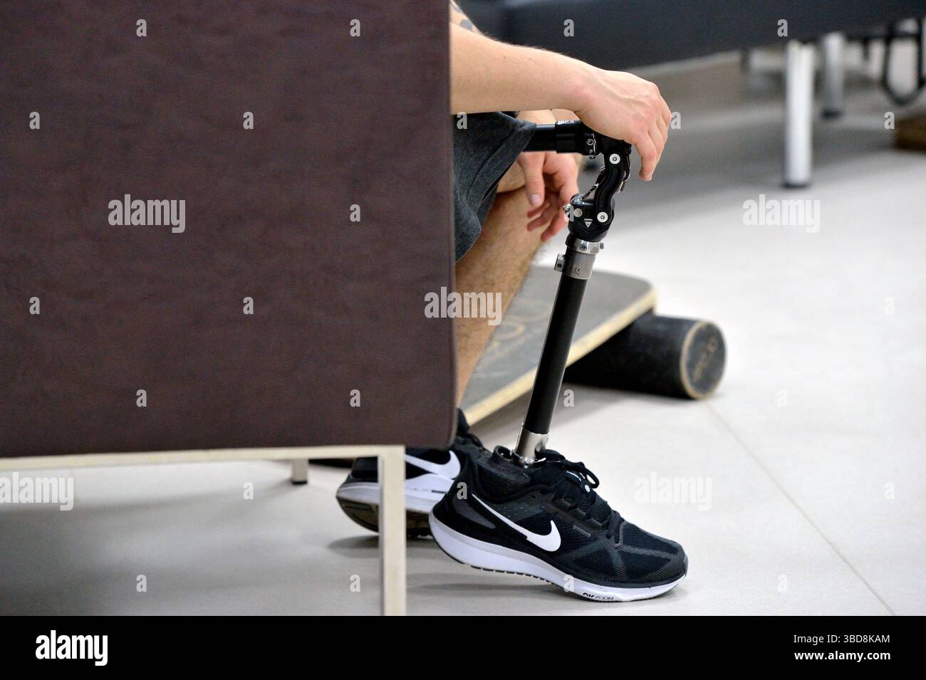 A patient with a prosthetic leg sits in the armchair at the Bez ...