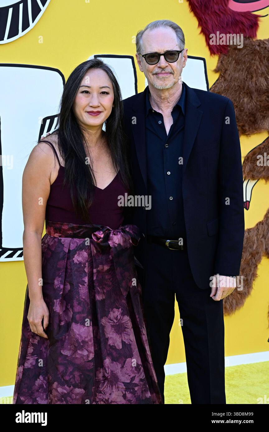 Steve Buscemi mit Freundin Karen Ho bei der Premiere der 8. und finalen Staffel der Netflix ...