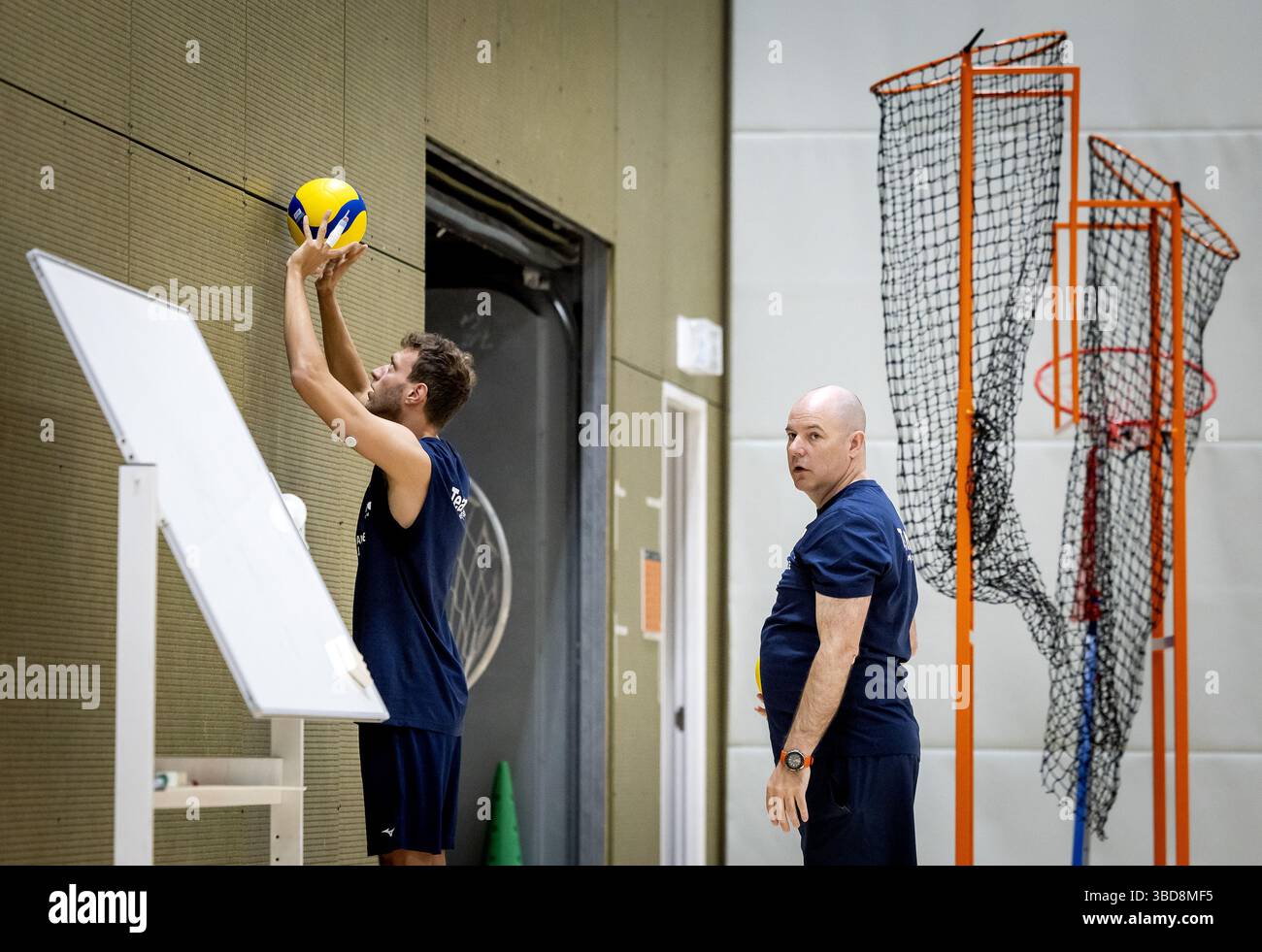 ARNHEM - Wessel Keemink and national coach Joel Banks during a training ...