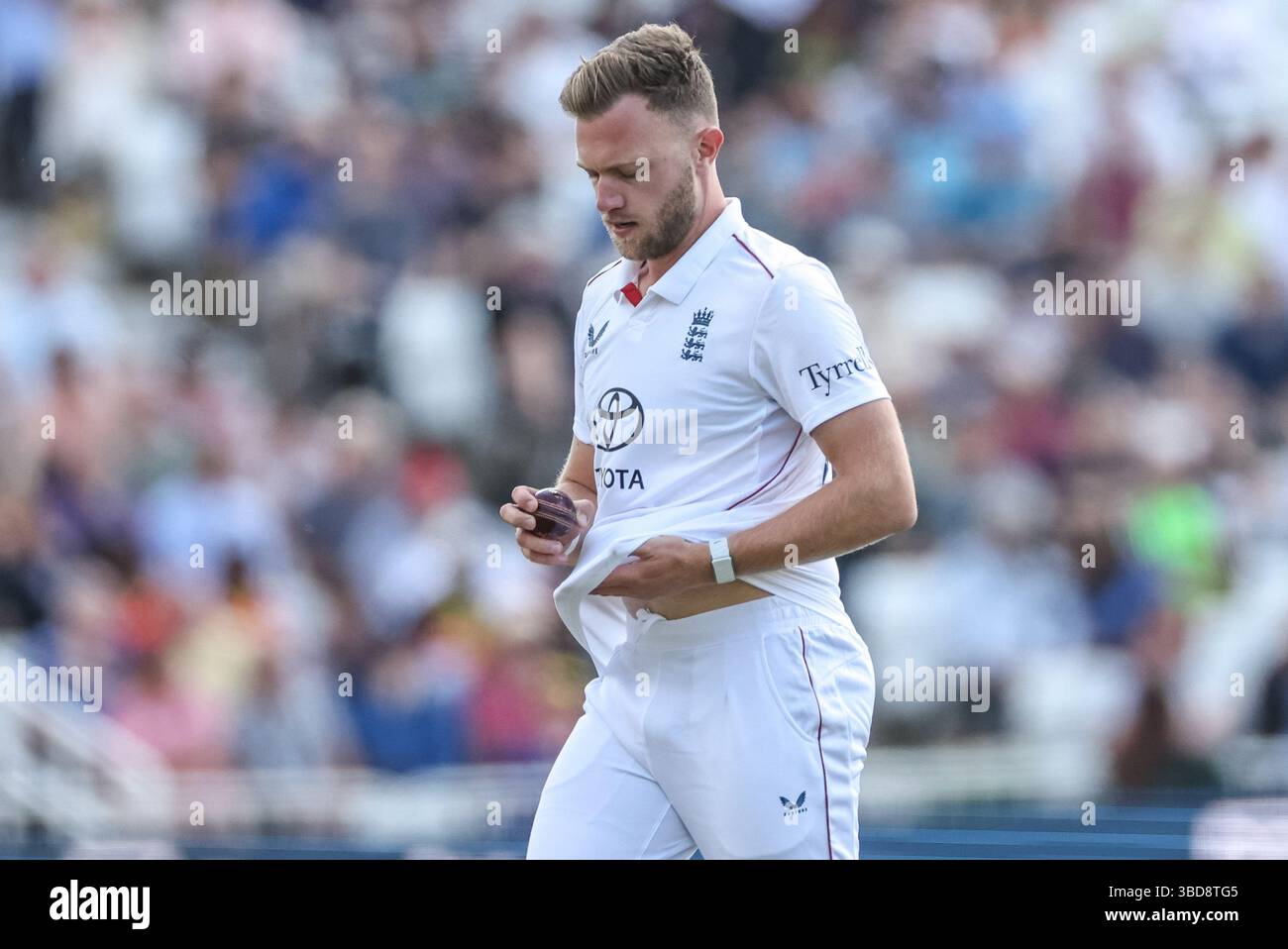 Nottingham, UK. 23rd May, 2025. Sam Cook of England polishes the ball ...