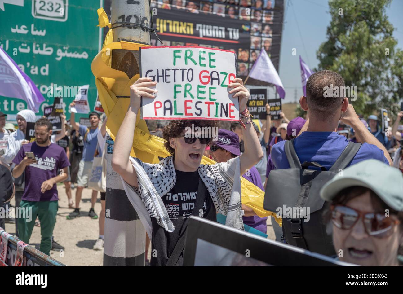 Sedrot, Israel. 23rd May, 2025. Israelis protest near the border with ...
