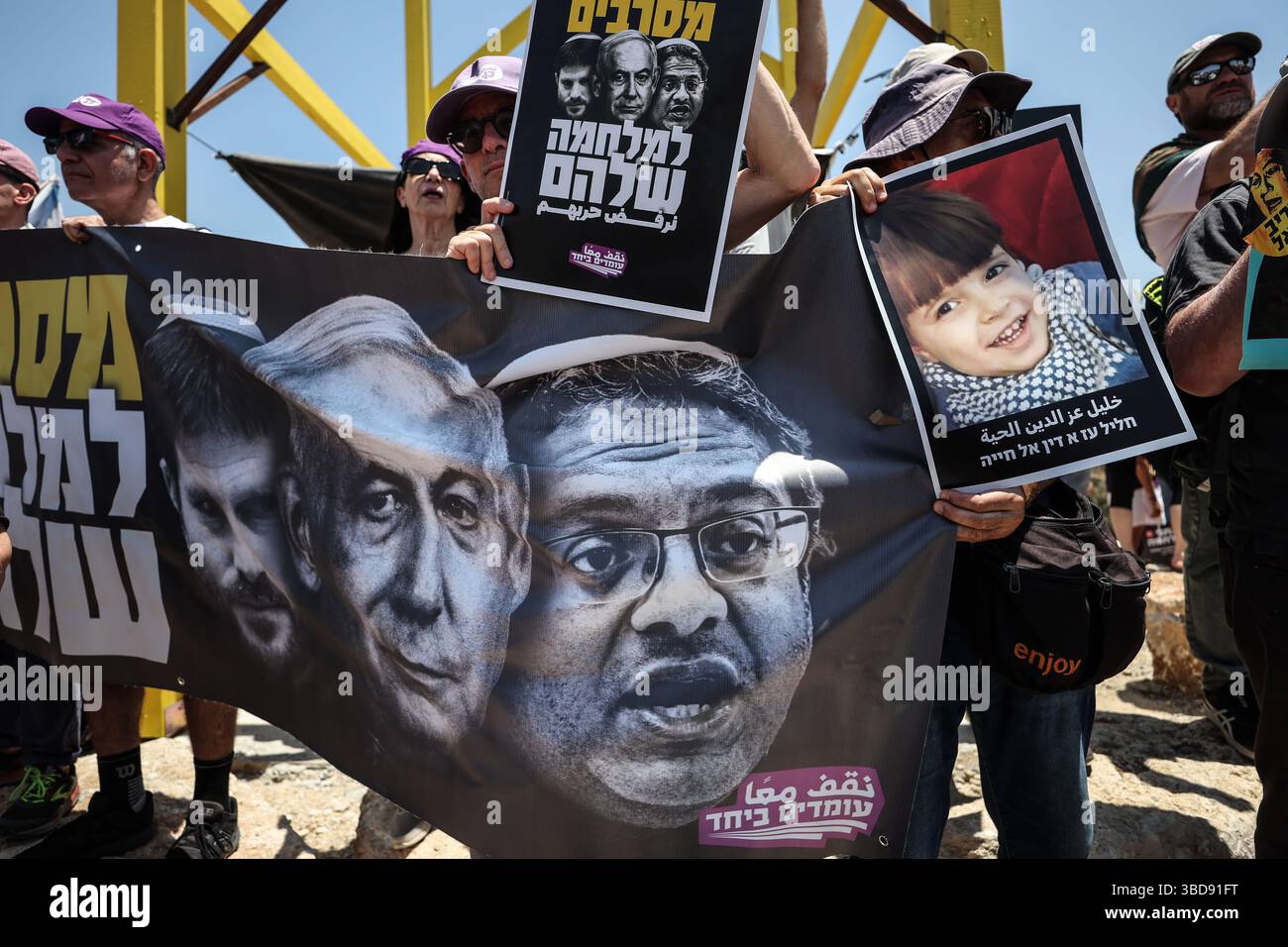 Sedrot, Sderot, israel. 23rd May, 2025. Israelis protest near the ...