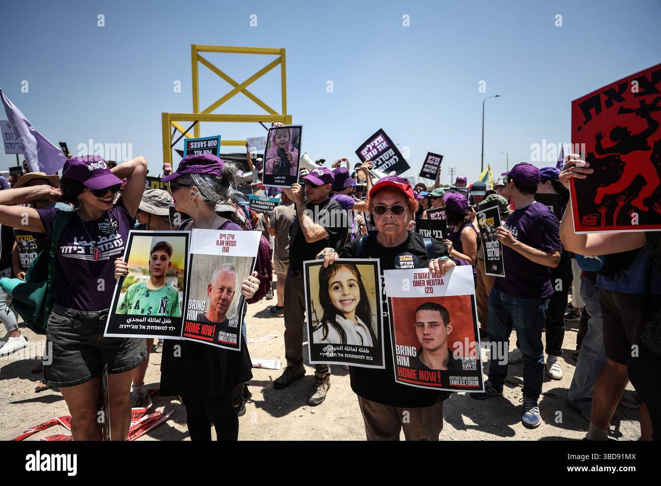 Sedrot, Sderot, israel. 23rd May, 2025. Israelis protest near the ...