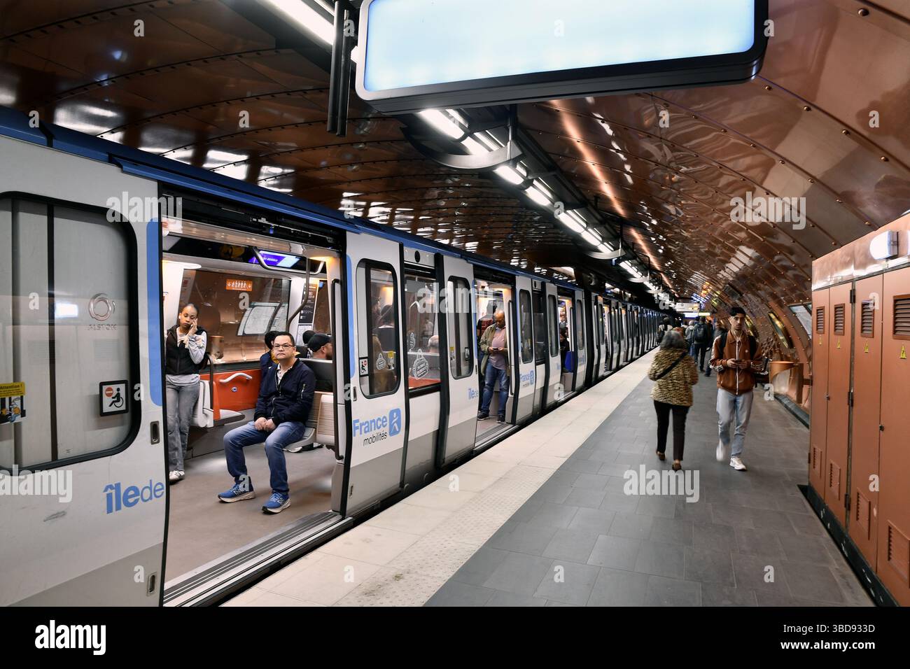 Inside the Parisian metro of Paris - France Stock Photo - Alamy