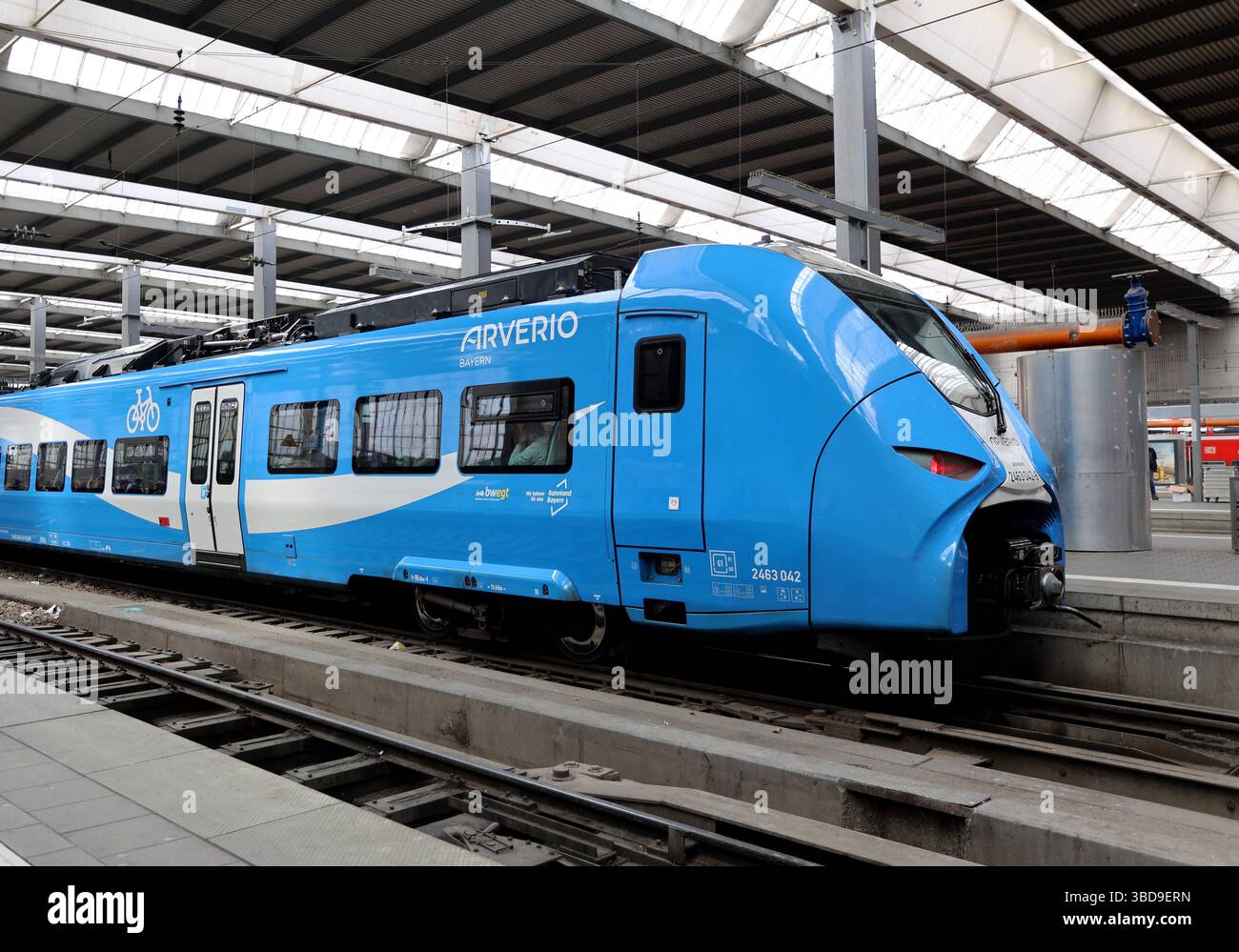 Hier der Blick in München im Hauptbahnhof auf einen Triebwagen Arverio ...
