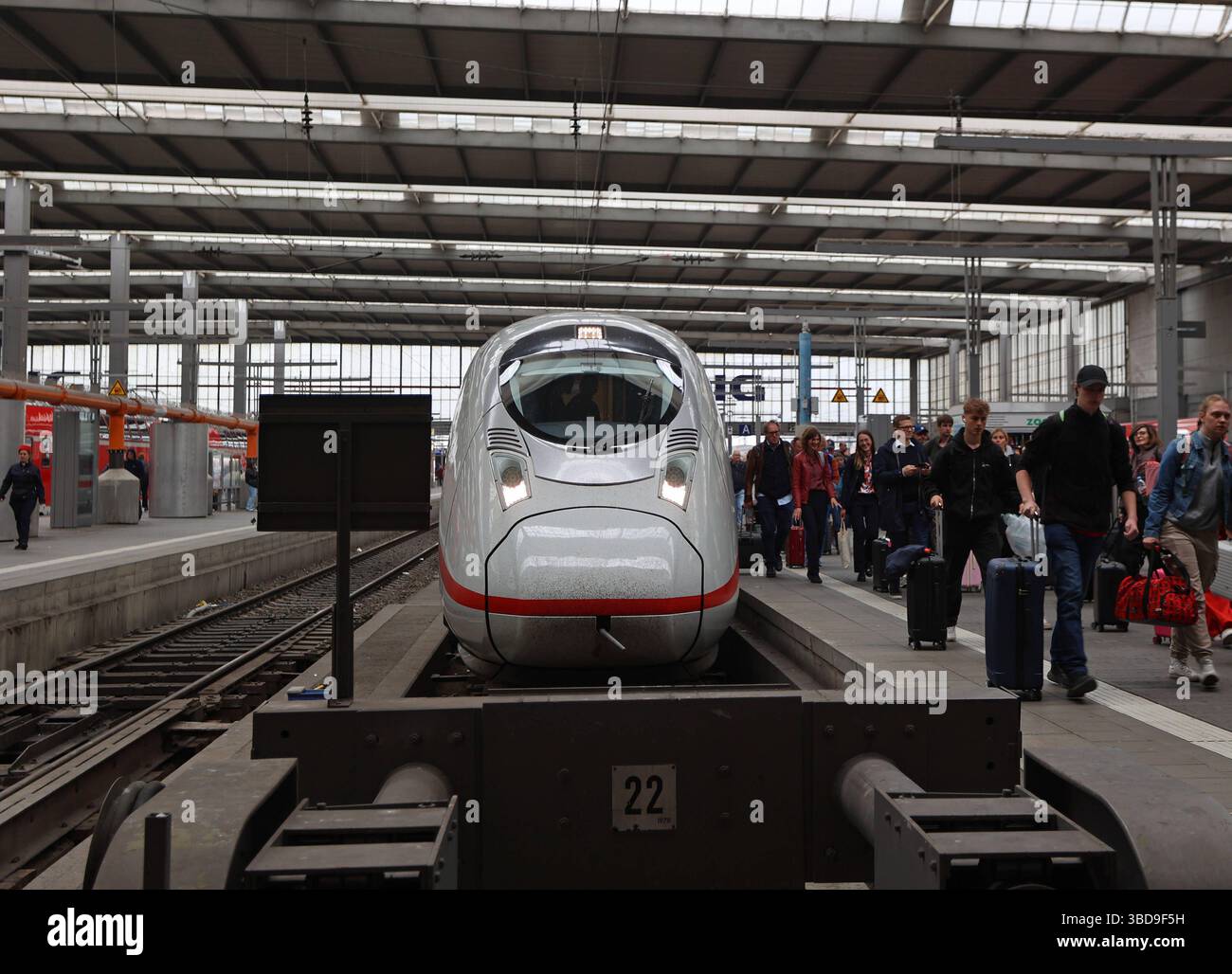 Hier der Blick in München im Hauptbahnhof auf einen Triebkopf ...