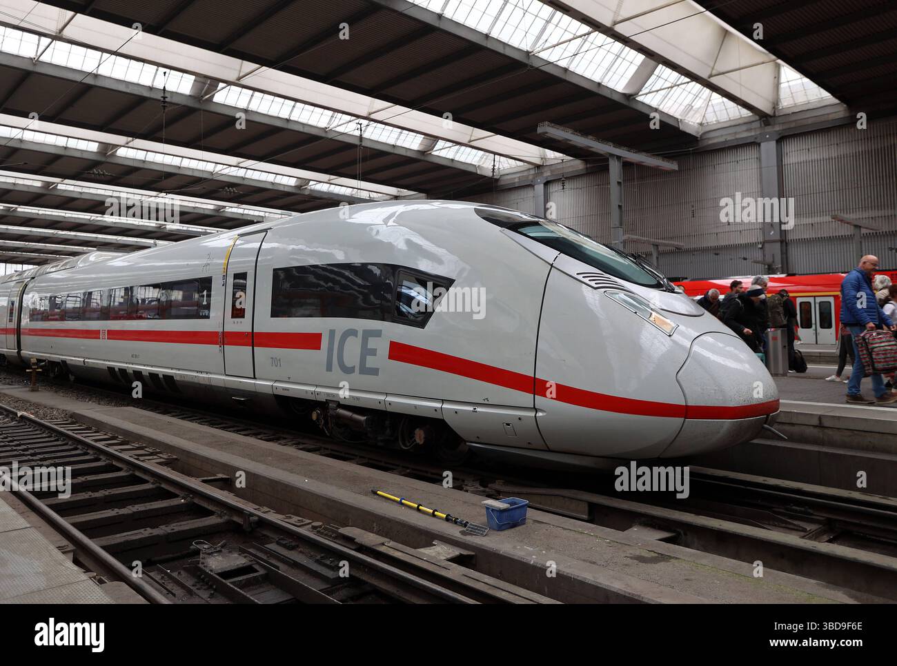 Hier der Blick in München im Hauptbahnhof auf einen Triebkopf ...