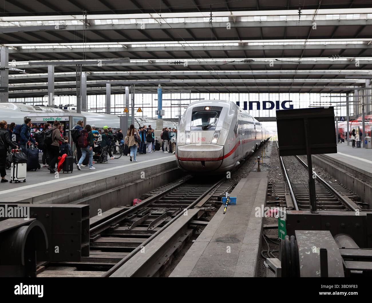 Hier der Blick in München im Hauptbahnhof auf einen einfahrenden ...