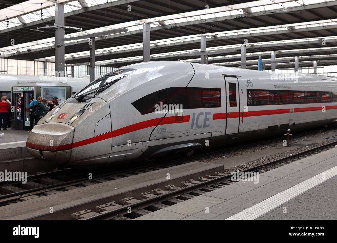 Hier der Blick in München im Hauptbahnhof auf einen Triebkopf ...