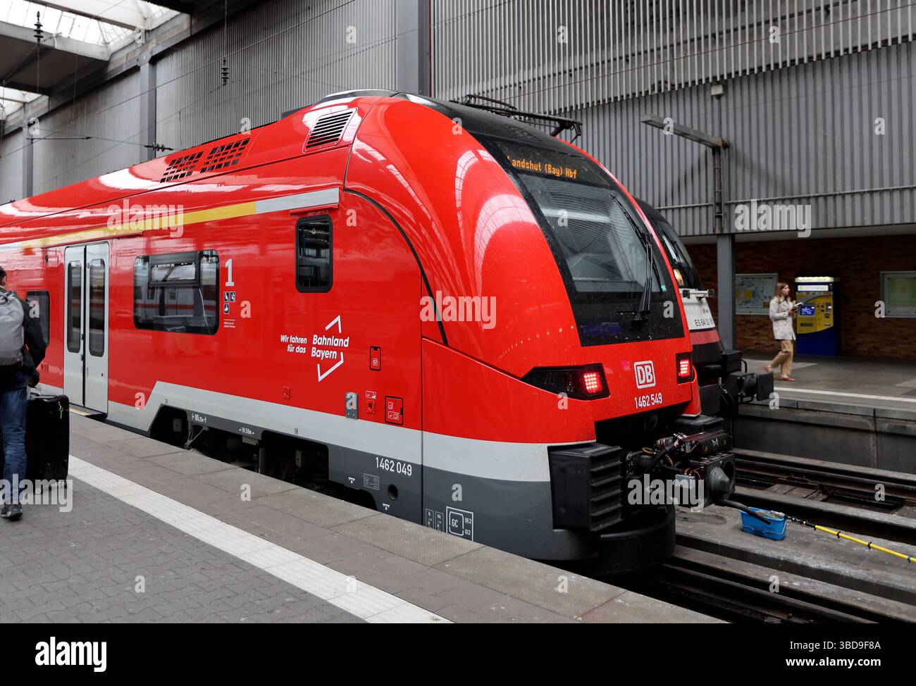 Hier der Blick in München im Hauptbahnhof auf einen stehende ...