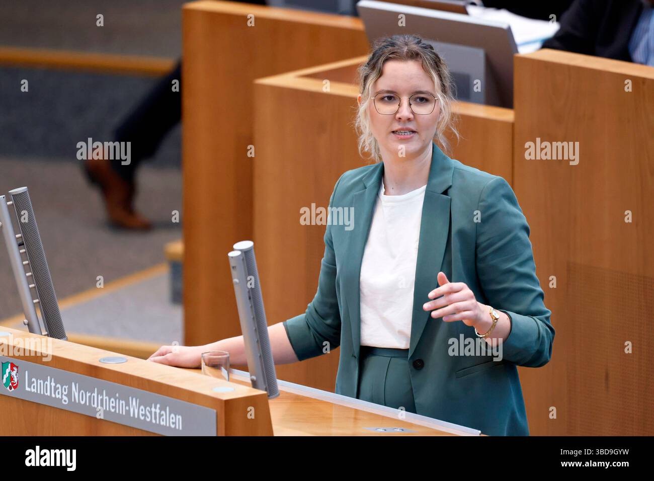 Politikerin Laura Postma Grüne bei einer Plenarsitzung im Landtag NRW ...