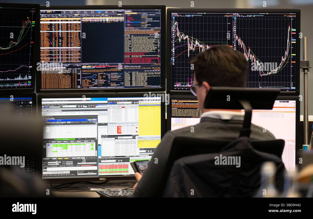 23 May 2025, Hesse, Frankfurt/Main: Stock traders on the stock exchange ...