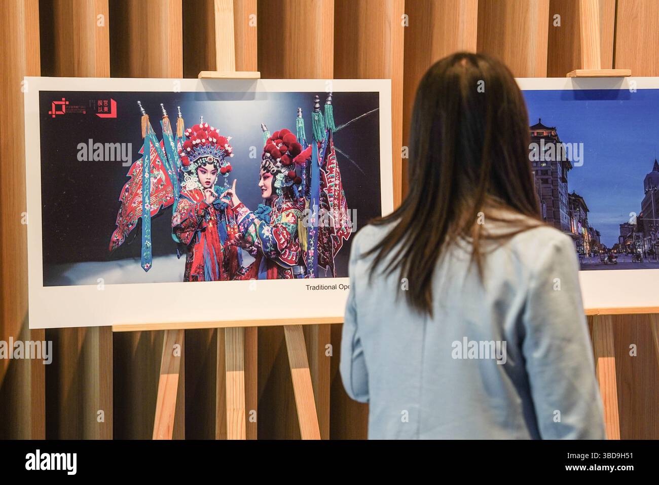 (250523) -- BUDAPEST, May 23, 2025 (Xinhua) -- A visitor looks at ...