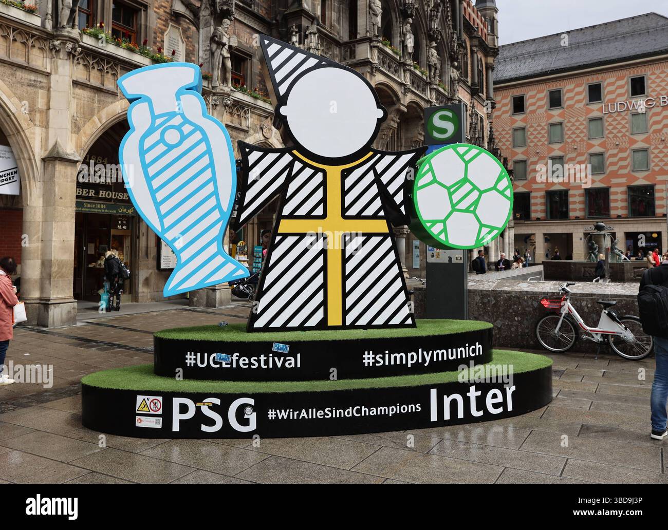 Hier der Blick in München am Marienplatz, auf einen Aufsteller der UEFA ...