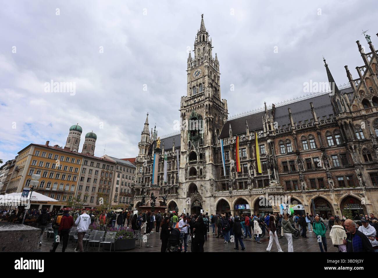 Hier der Blick in München am Marienplatz, auf das neue Rathaus, Stadt ...