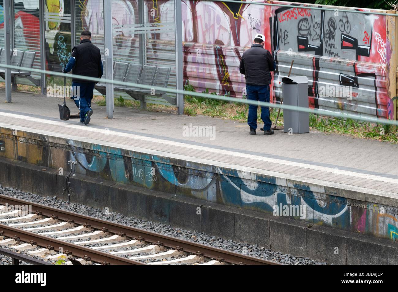 Employees of DB Services clean the platform at Essen-Frohnhausen ...