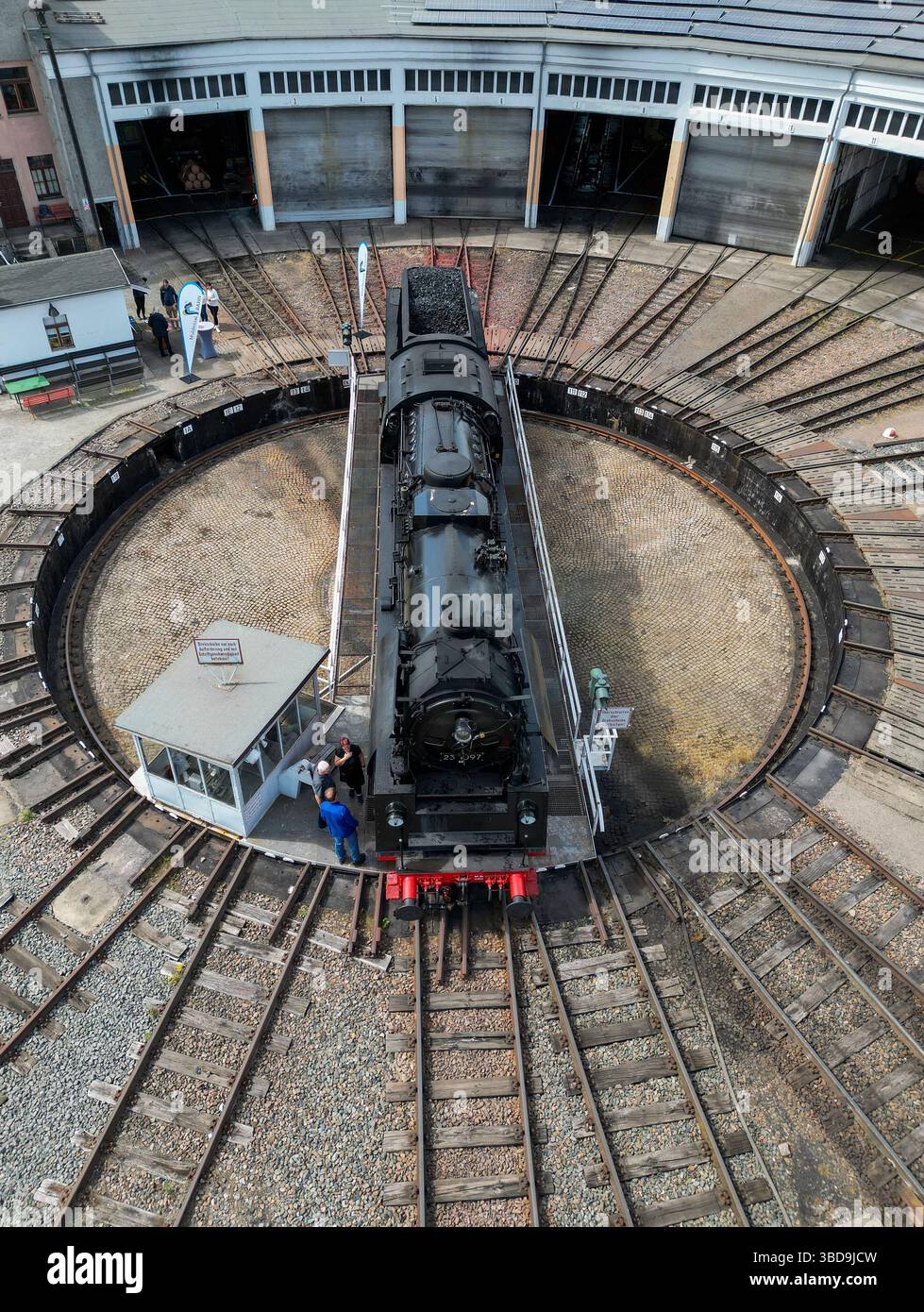 23 May 2025, Saxony, Glauchau: Sebastian Liske (blue shirt) from the ...