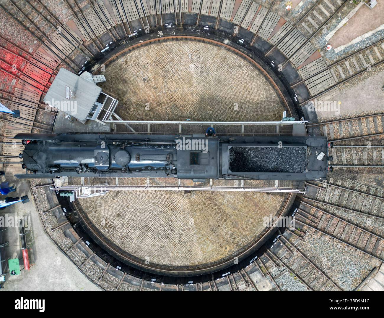 23 May 2025, Saxony, Glauchau: An engine driver climbs into the class ...